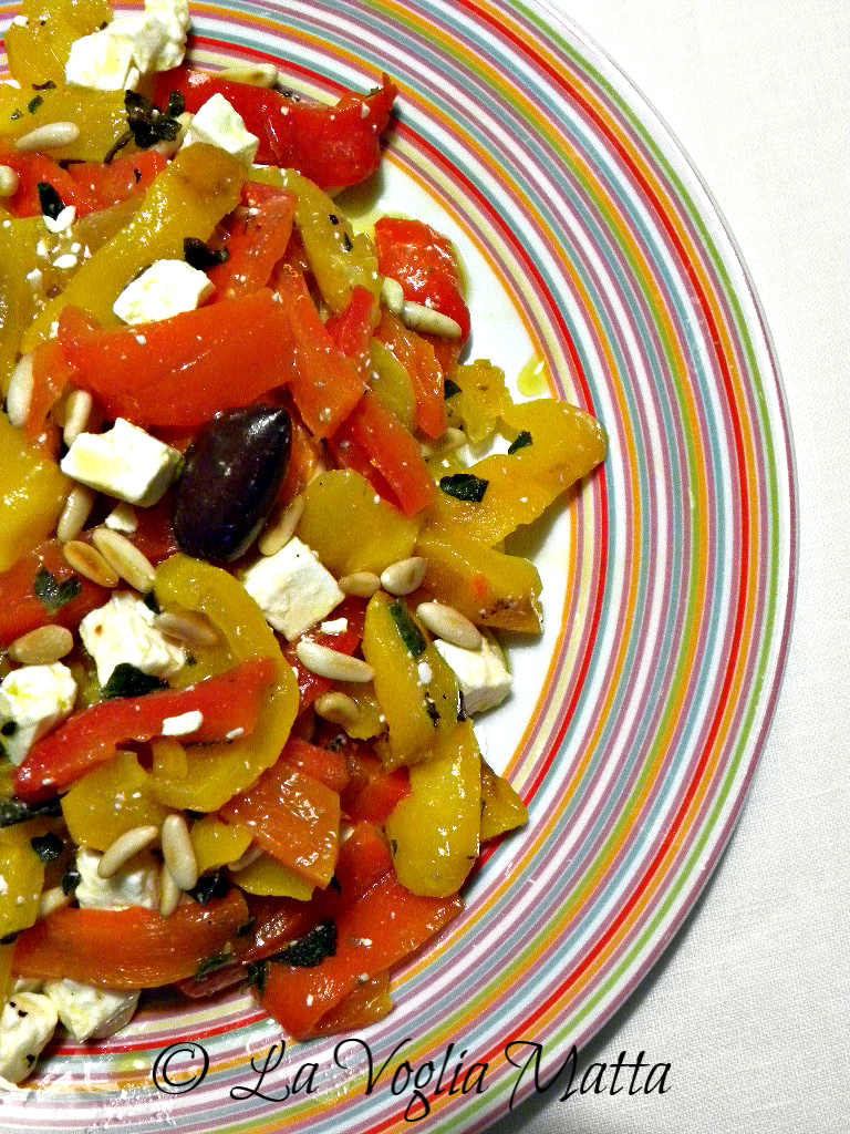 La Voglia Matta: Peperoni grigliati con feta olive pinoli e menta