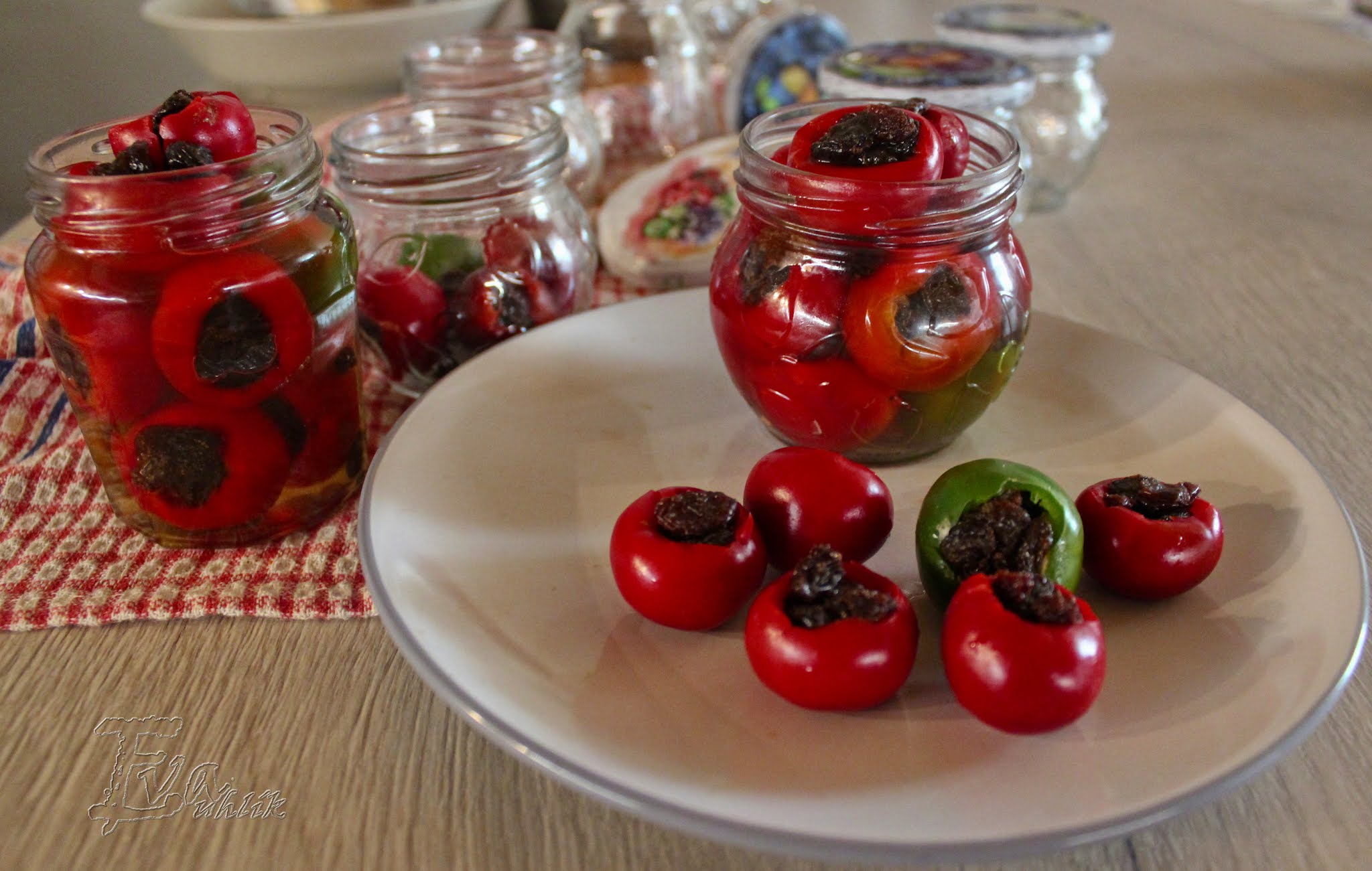 o varení...: Feferónky s hrozienkami v medovom náleve