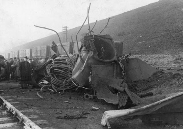 24 Bizarre Vintage Photos of Steam Engines After a Boiler Explosion ...
