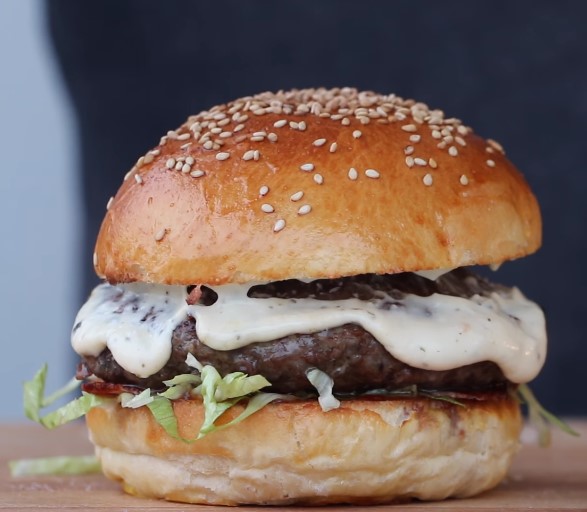GARLIC OVèRLOAD BURGERS WITH CREAMY GARLIC BURGER SAUCE #yummy #food