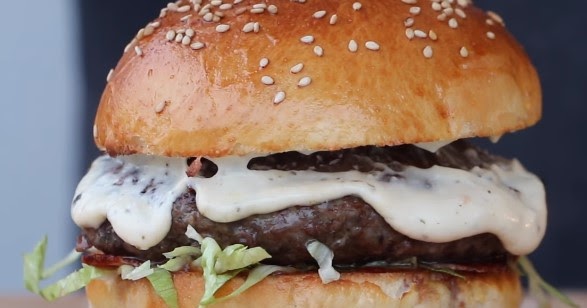 GARLIC OVèRLOAD BURGERS WITH CREAMY GARLIC BURGER SAUCE #yummy #food