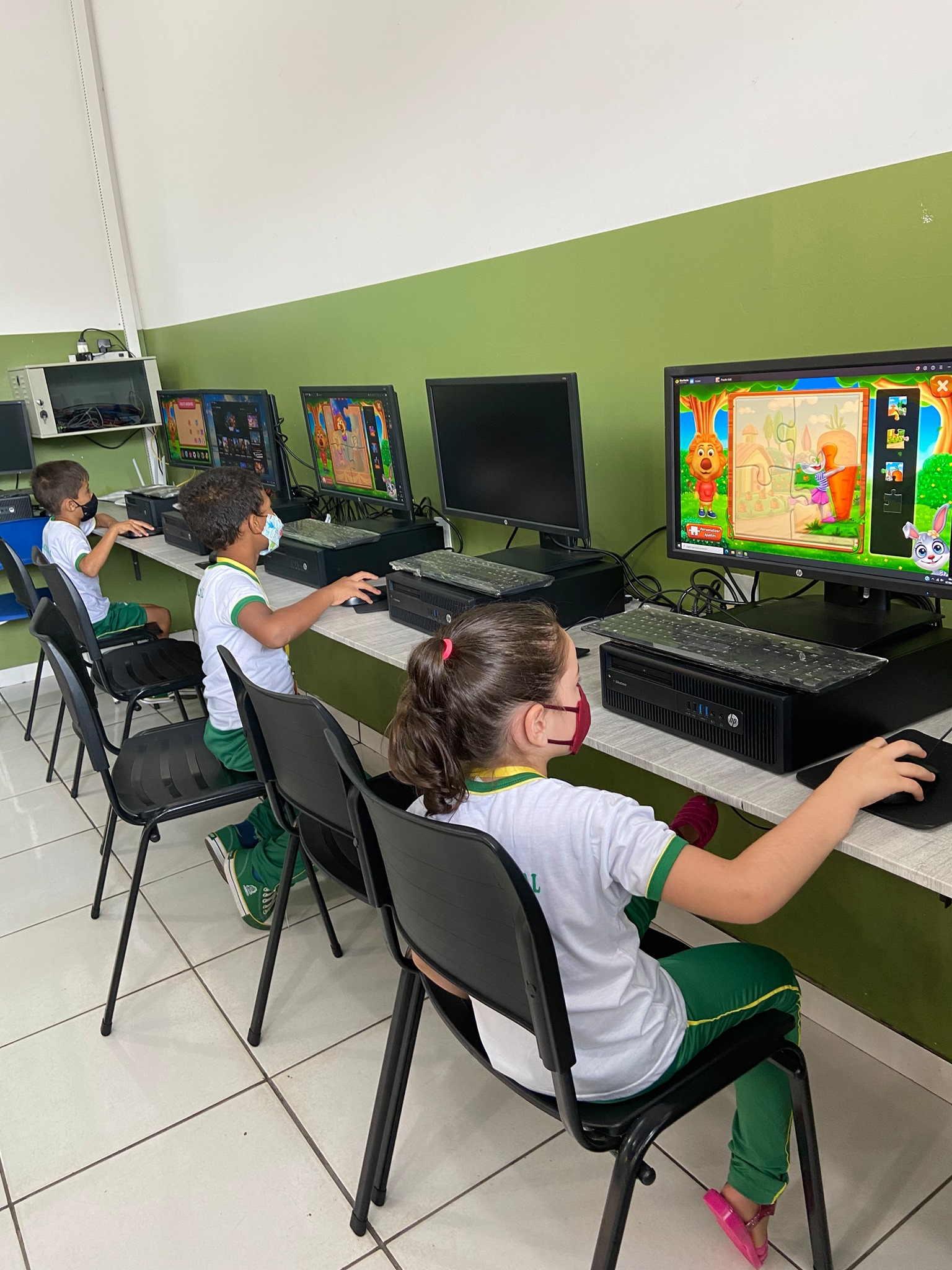 ESCOLA LIZAMARA APARECIDA OLIVA DE ALMEIDA: Aula no Laboratório de ...