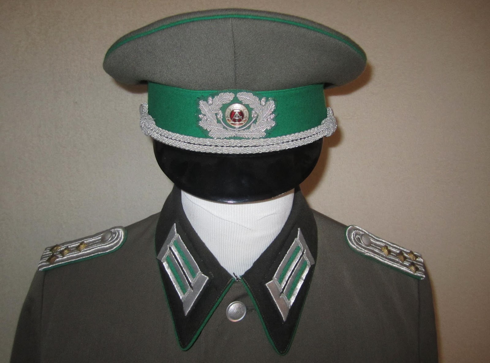 Uniformen der DDR: GRENZTRUPPEN Paradeuniform Hauptmann 1962 - 75