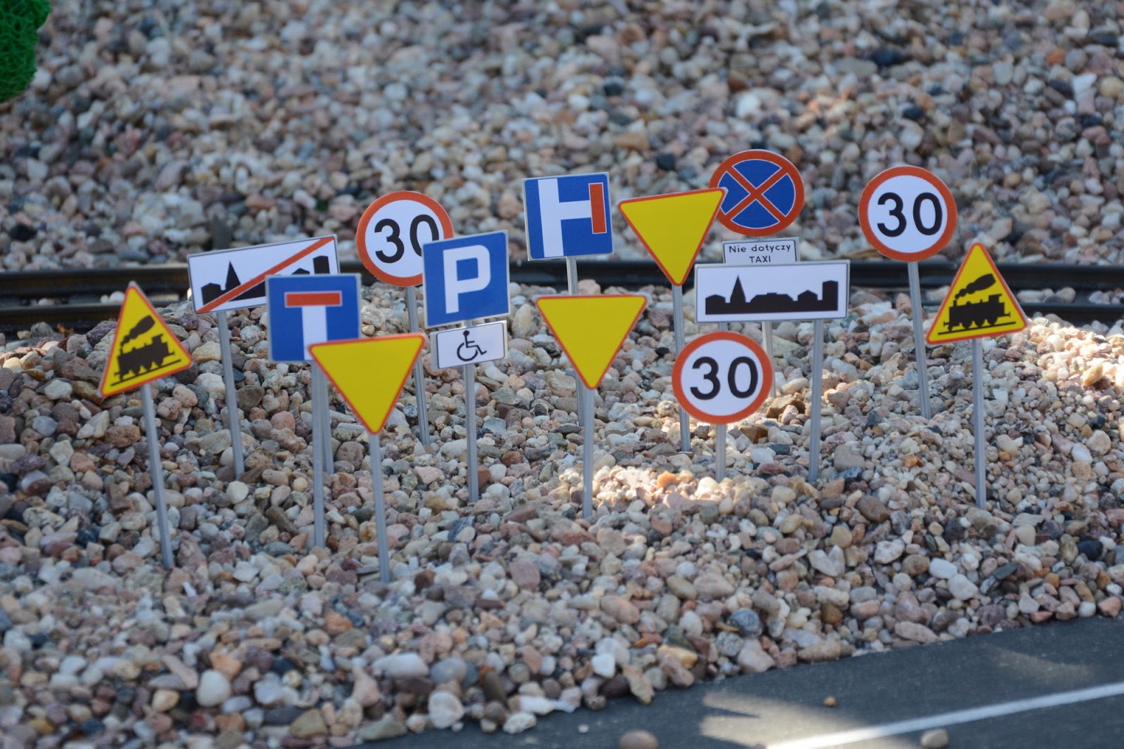 My Miniature Worlds: 3D printed G-scale traffic signs