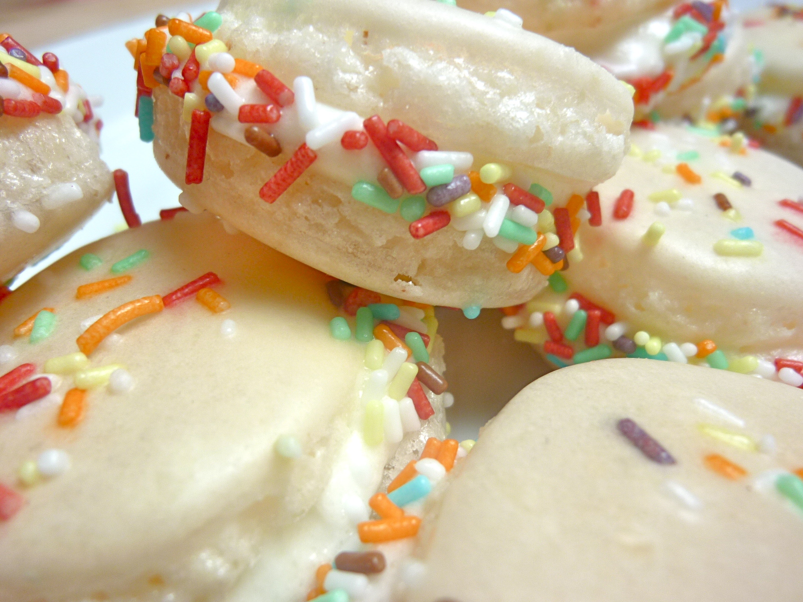 Macaron Monday: Funfetti French Macarons with Cream Cheese Frosting ...