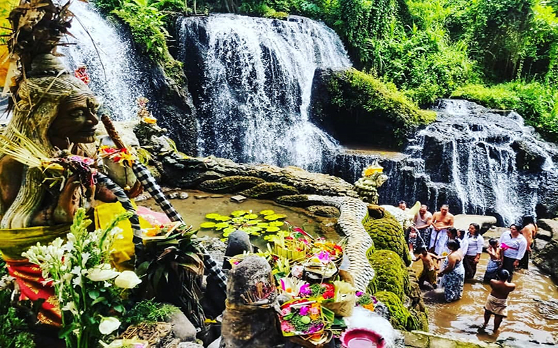 Beji Griya Punggul waterfall tour