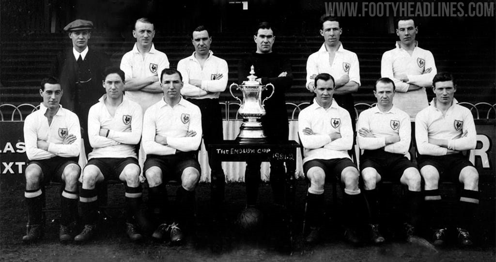 Tottenham feiert 100-jähriges Jubiläum des Cockerel Wappens - 21-22 ...