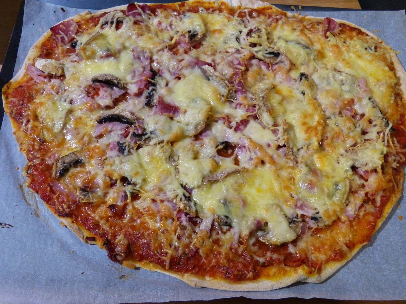 Mamzelle Cuisine: Pizza champignon, jambon, fromage