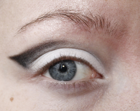 Madam Noire Makeup Studio: Tutorial: Blue and yellow cateye