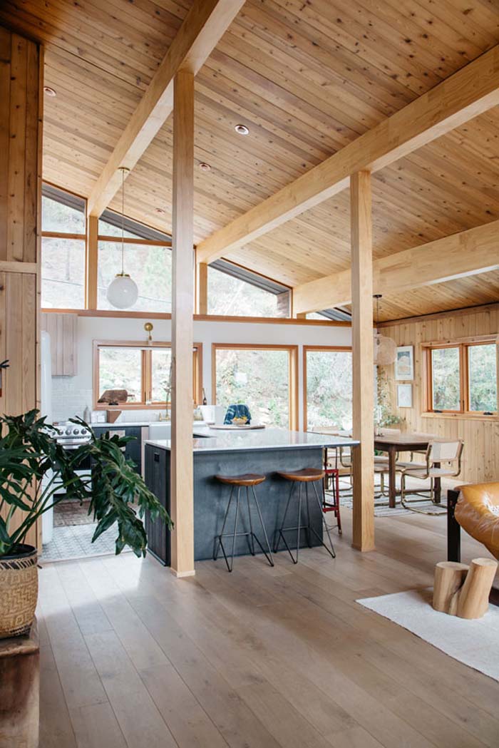 Keltainen talo rannalla: Puu pääosassa