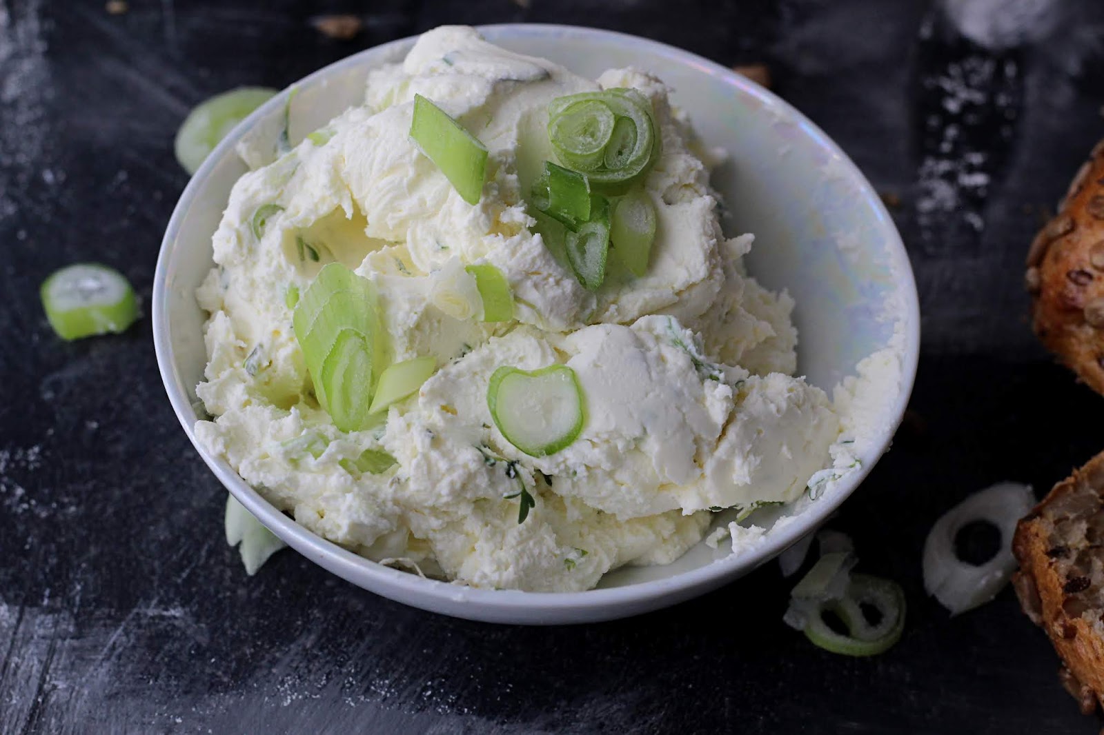 selbstgemachter Frischkäse mit Kresse und Frühlingszwiebeln ...