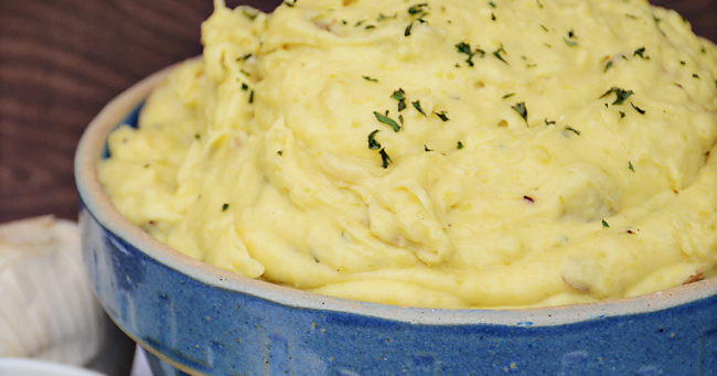 Roasted Garlic and Cream Cheese Slow Cooker Mashed Potatoes | i should ...