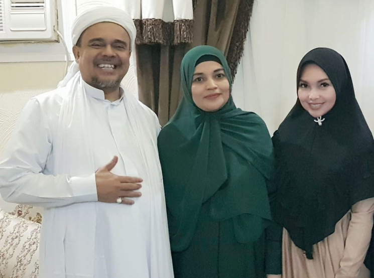 Mengenal Syarifah Najwa Shihab, Putri Habib Rizieq yang Baru Menikah | Naviri Magazine