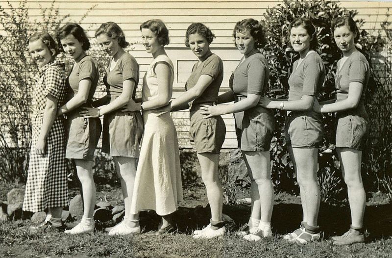 30 Elegant Found Snaps Show What Women of the US Wore in the 1930s ...