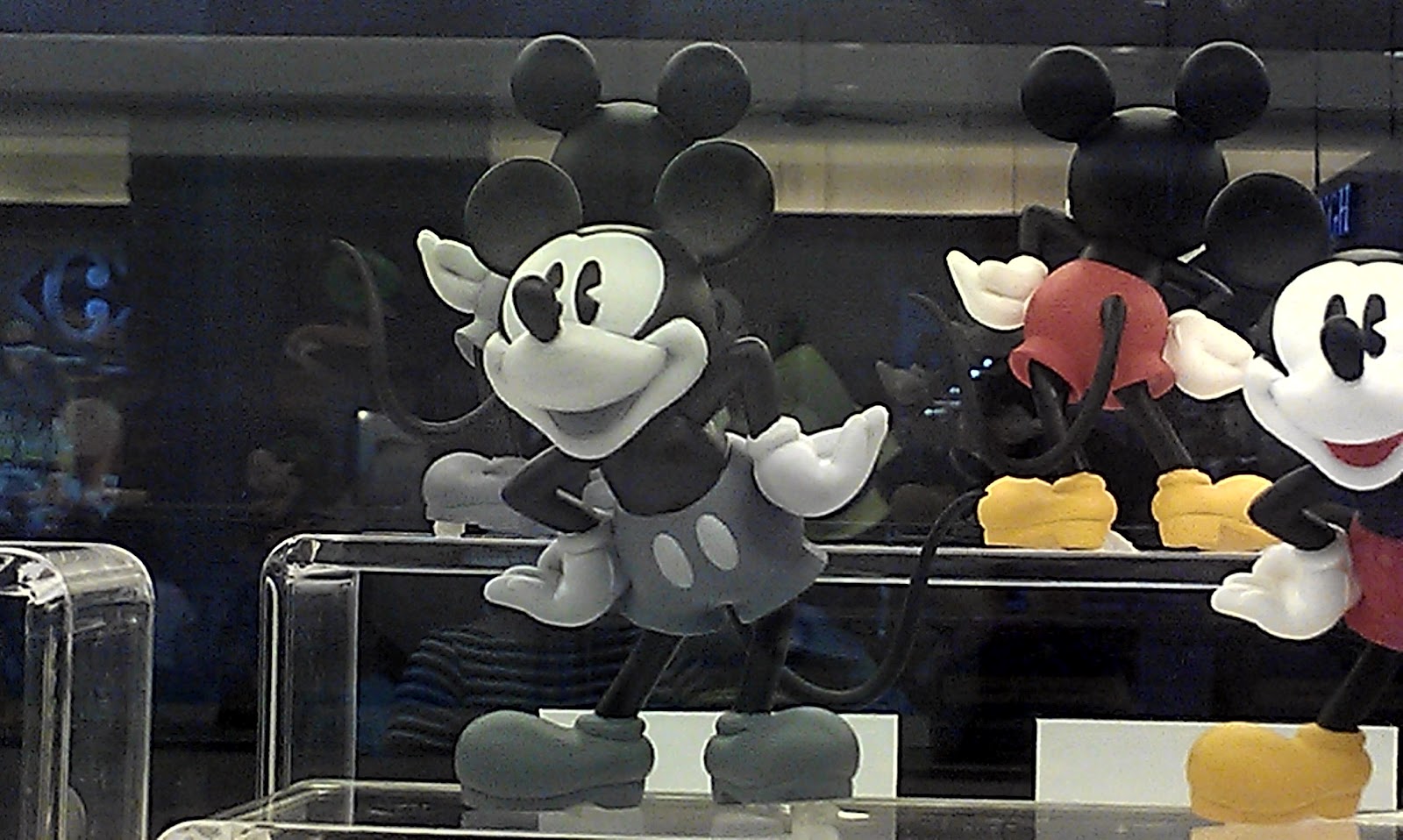 The D inside me: World Launch: Disney's Mini Figure World