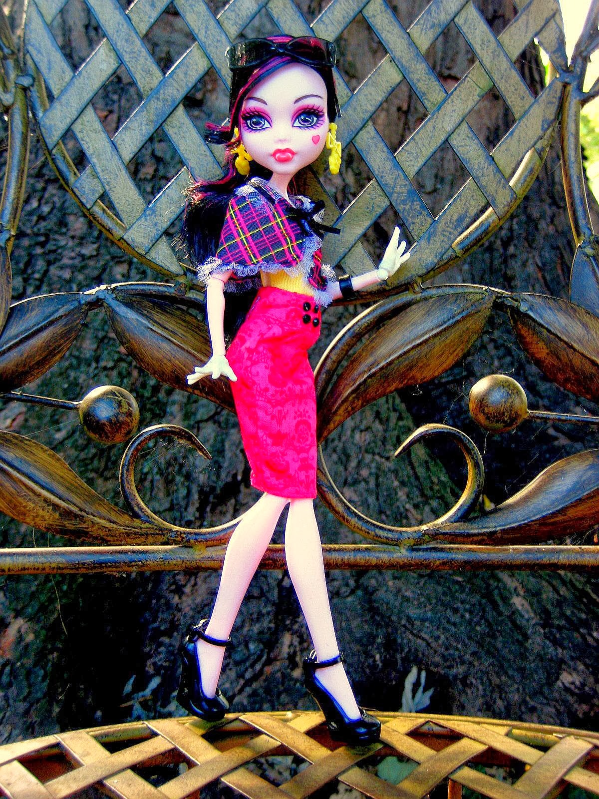 Voicething: Review: I Love Shoes Draculaura