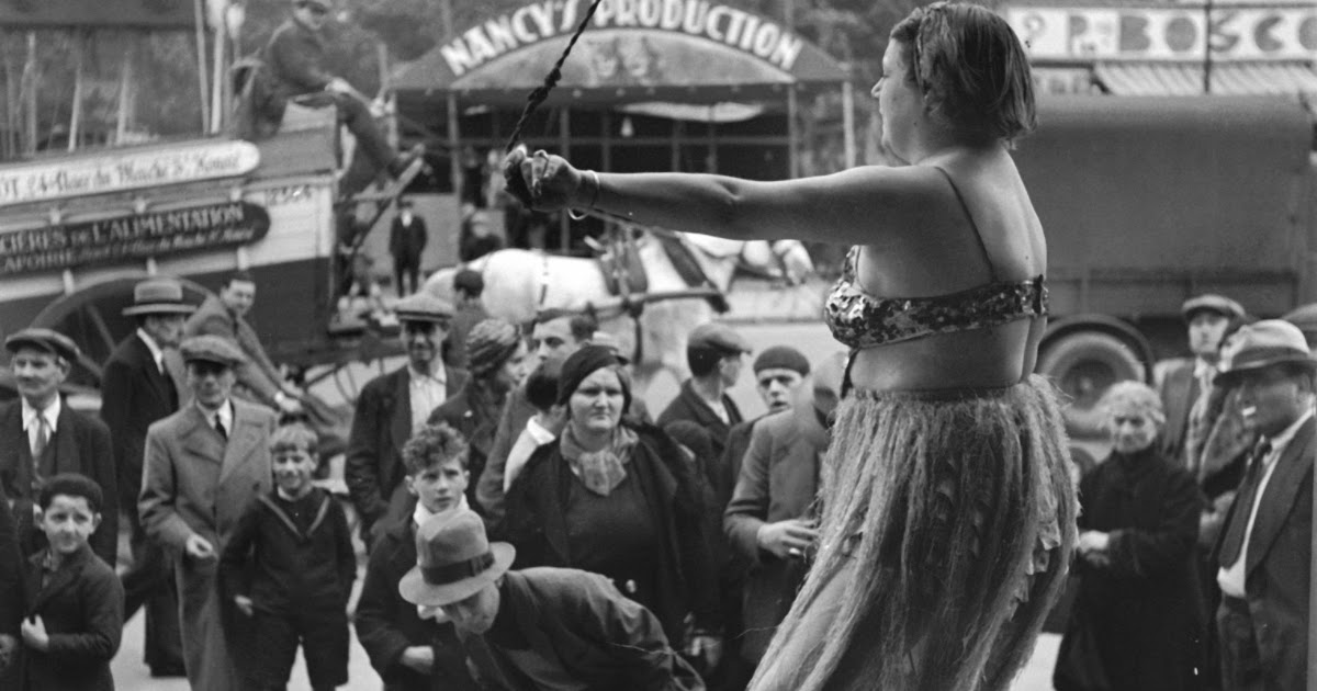 30 Vintage Photographs Capture Scenes at a Fun Fair in Paris, 1935 ...