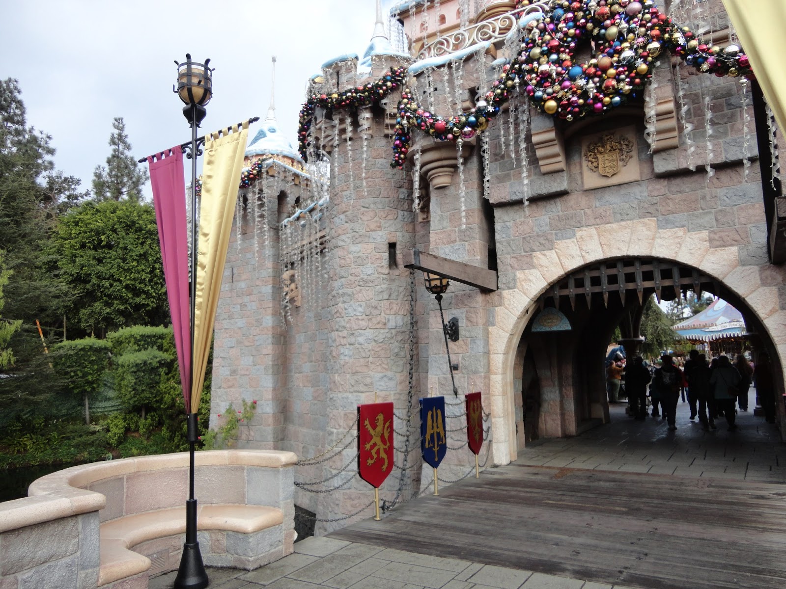 Disneyland: Disneyland Fantasyland Snow White Castle