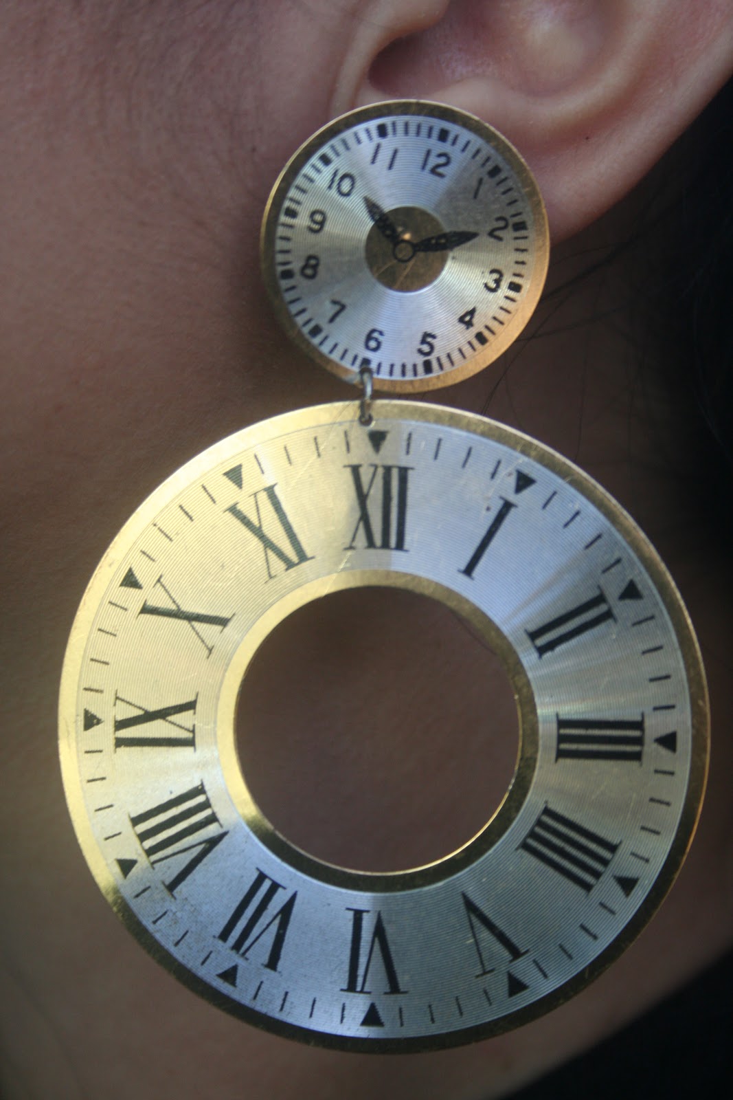 LaSophia: my earrings matched the clock