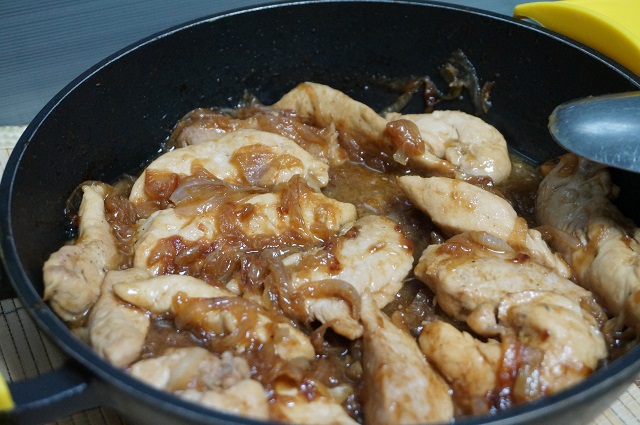 Pollo en salsa con cebolla - Cocinando con Montse