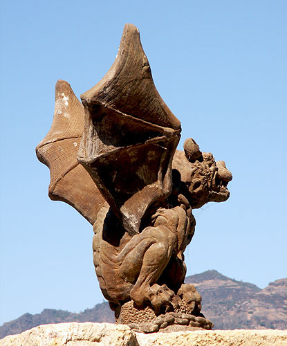 JANE ENTRE LINHAS: Gárgulas