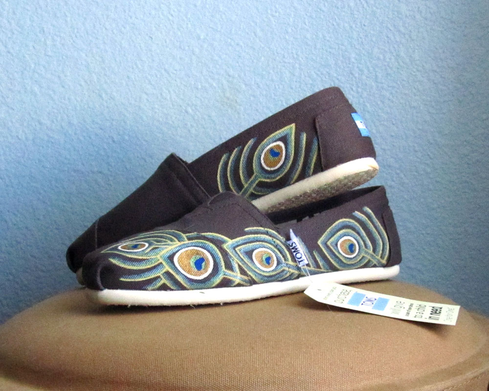 anna sees: Hand painted Indian Peacock Feather Toms Shoes