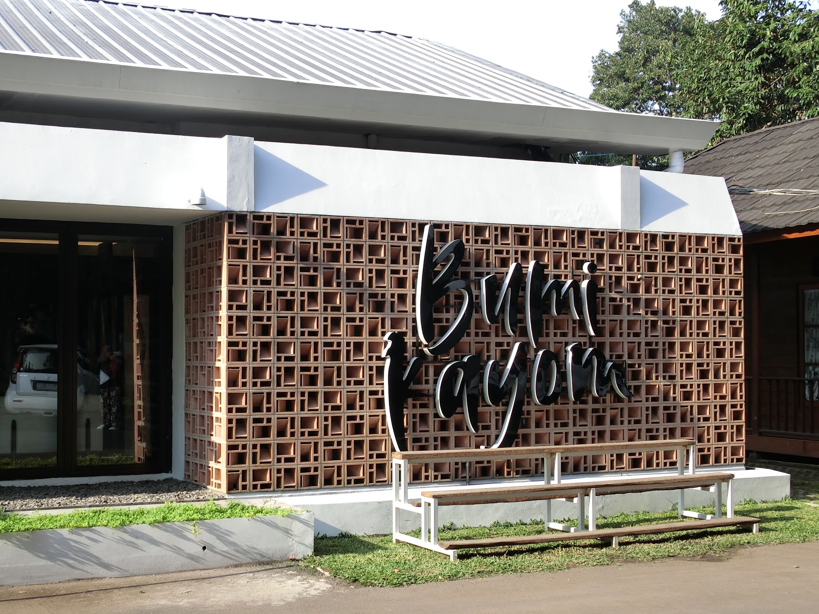 Rehat sejenak diantara Hijaunya Pepohonan Bumi Kayom Salatiga