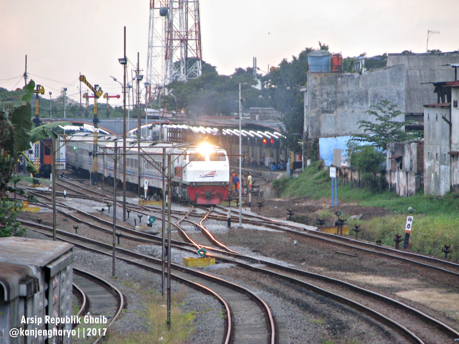Kereta Api Indonesia: Lokomotif CC201 130 R (201 83 49) Berdinas KA ...
