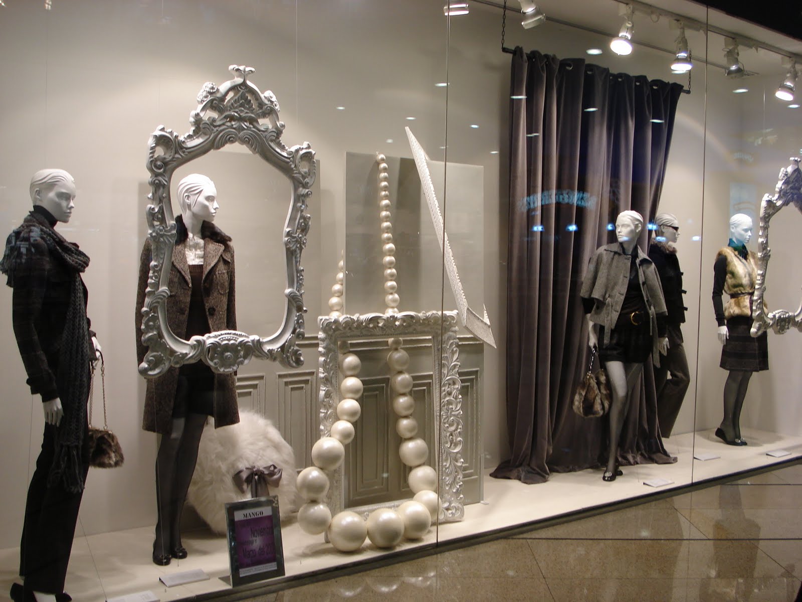 OUR OWN interior: · escaparates