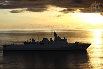 Garuda Militer: [Foto] Formasi Puluhan Kapal Perang di Laut Padang