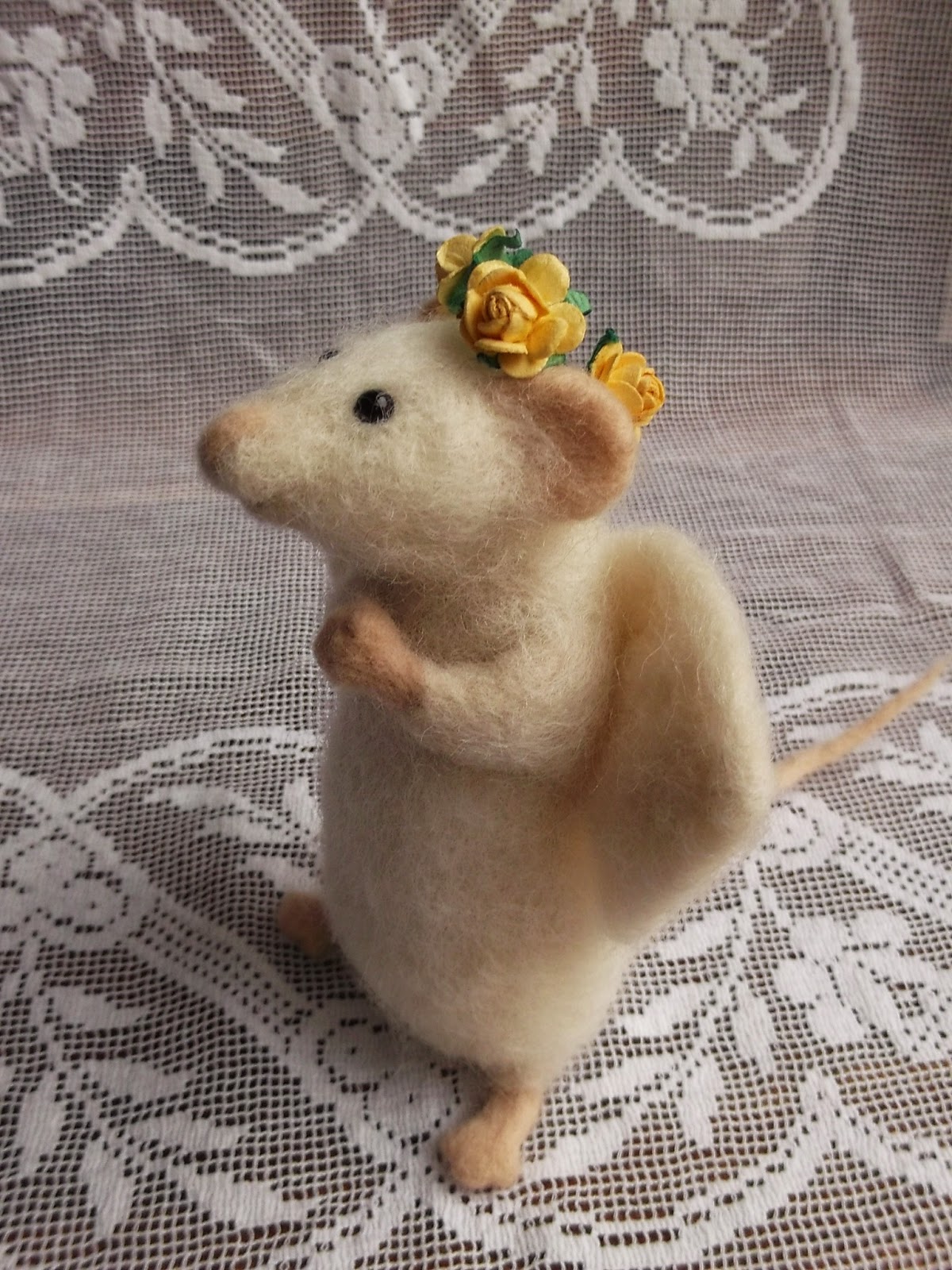 Love, Mrs Plop: Mouse Angel gets a flower garland :)