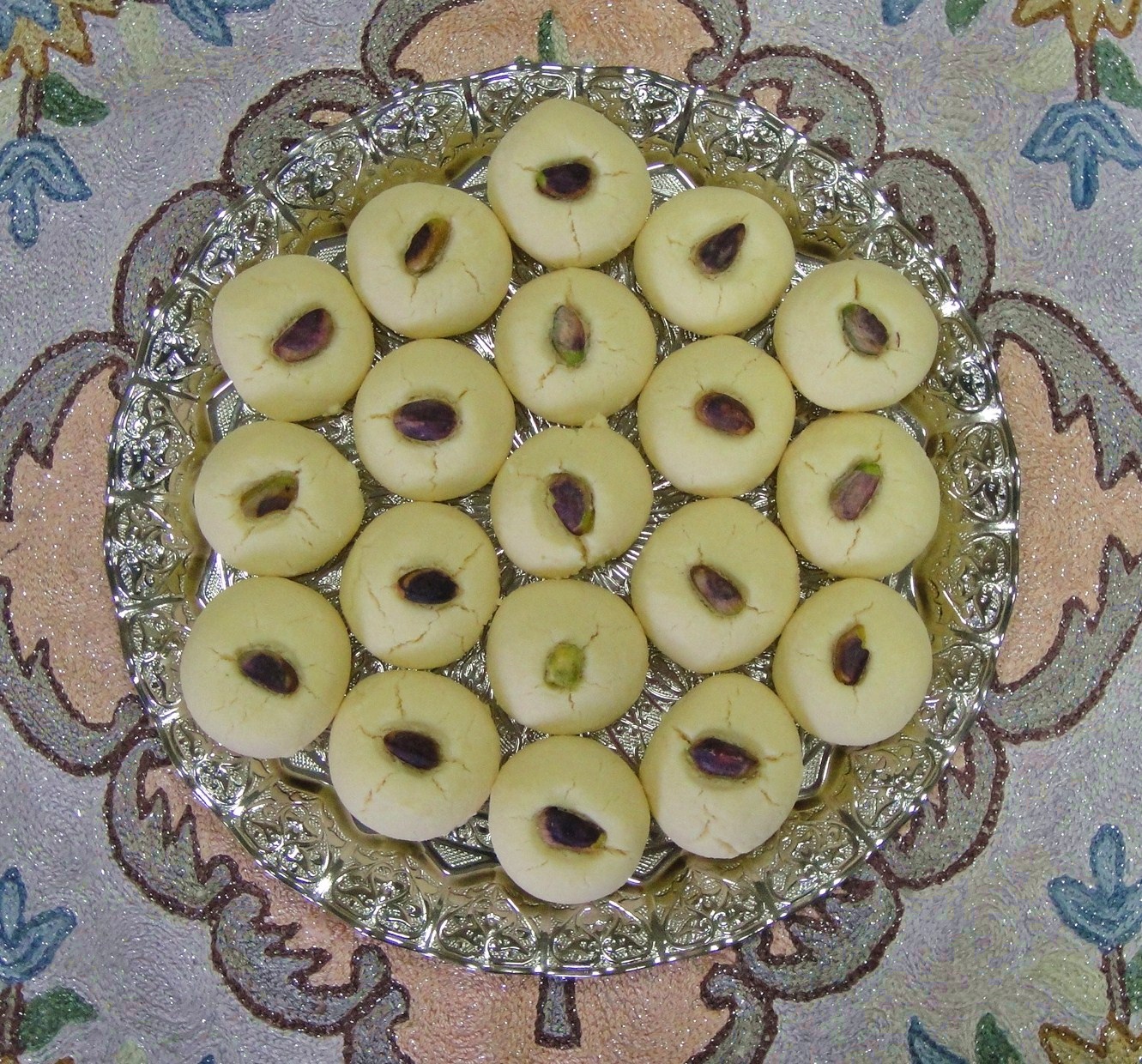 Maryam's Culinary Wonders: 910. Ghoraiba Cookies
