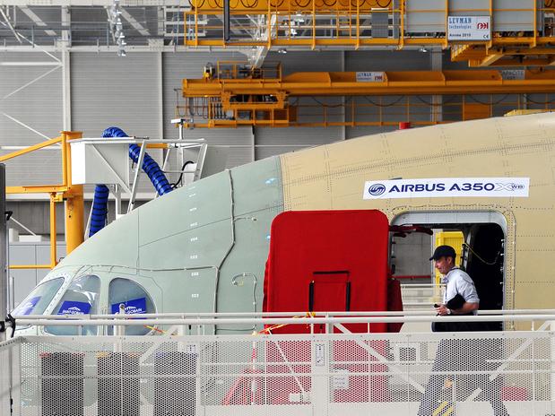 A350 XWB News: Wings installed in the A350 XWB Static Test Specimen in ...