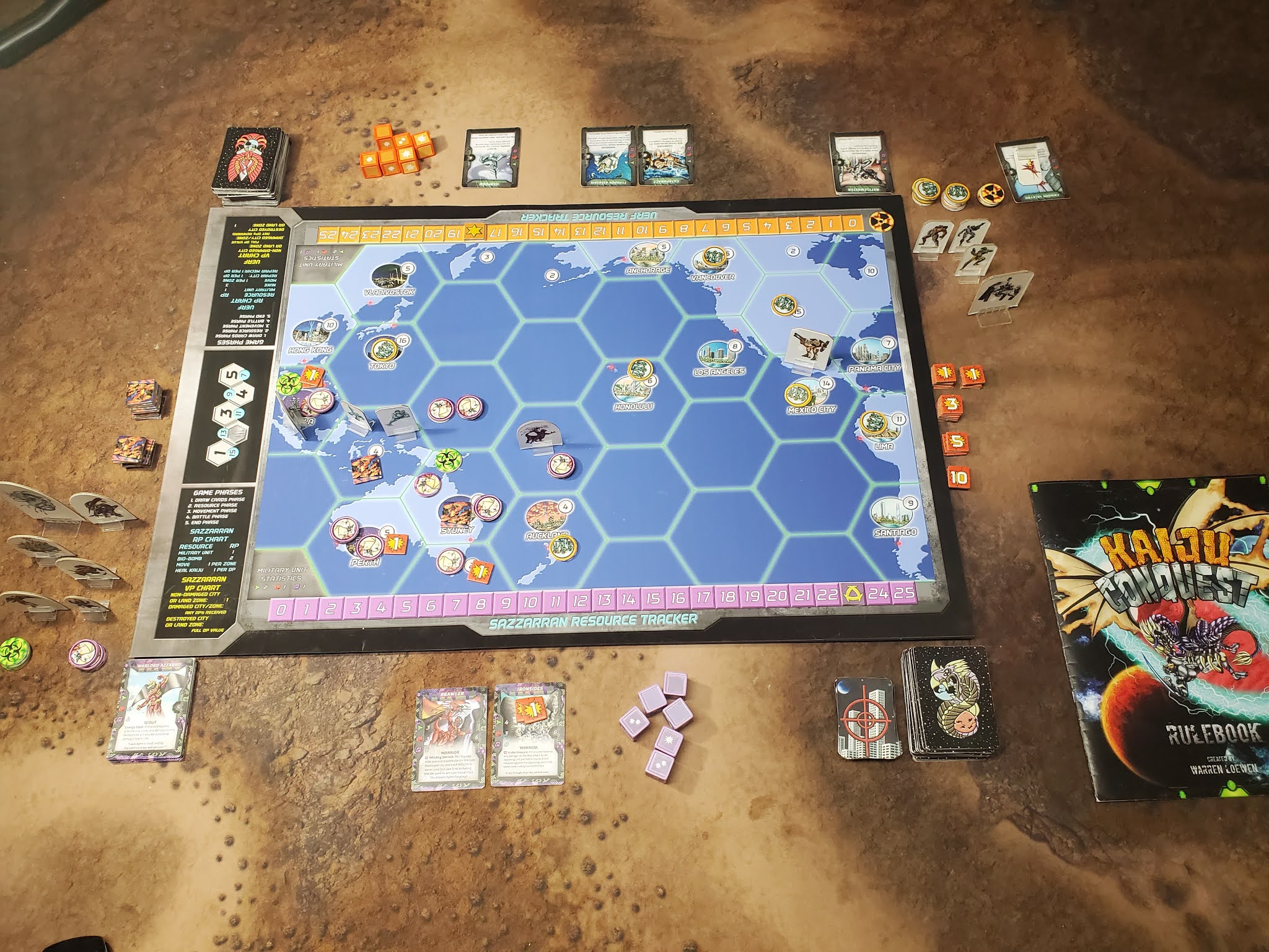 A sci-fi strategy boardgame of alien invasion and battles between giant ...