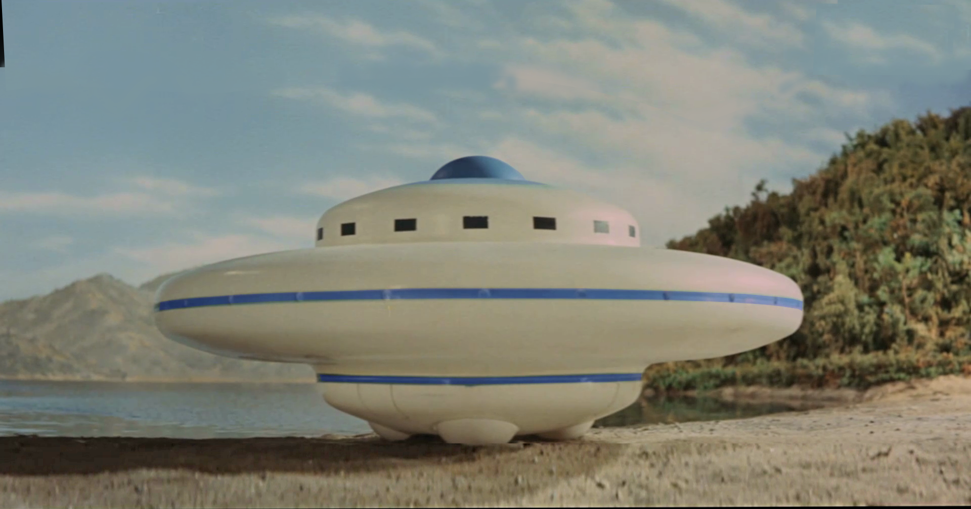 Realm Of Retro : MONSTER ZERO (1965) saucer compilation