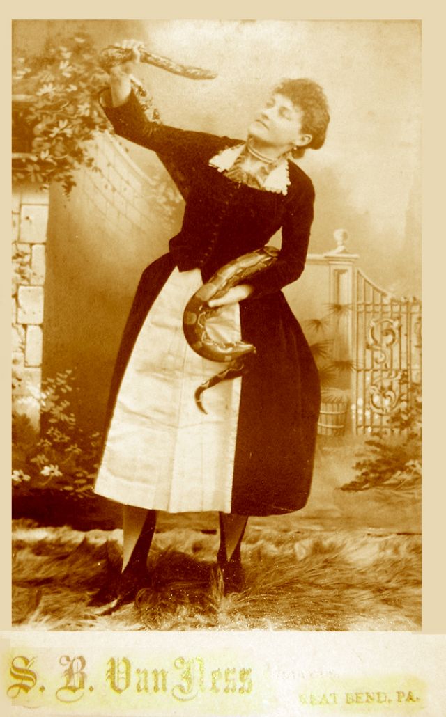 33 Amazing Vintage Photos of Female Circus Snake Charmers From the ...