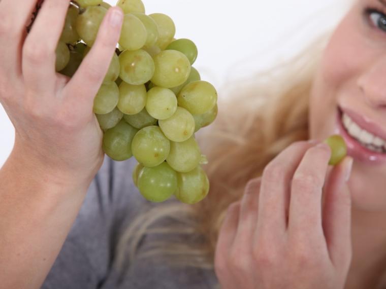 Biblioteca Pública de Gines: ¿POR QUÉ ES BUENO COMER UVAS?