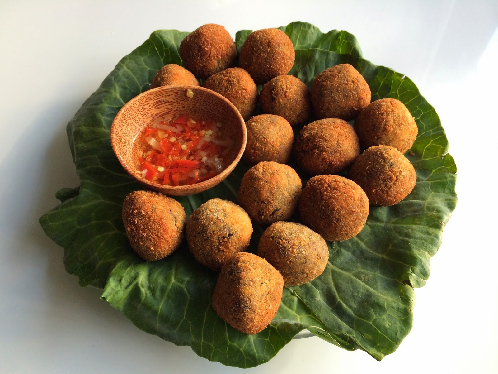 Brazilian food : canapé bolinho de arroz and feijoada - Hot and Chilli