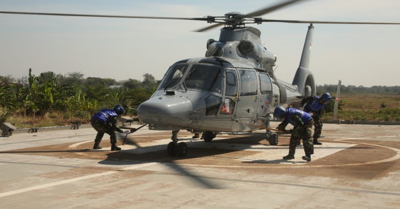 DEFENSE STUDIES: Latihan Landing dan Take Off Heli bagi Calon Awak KRI ...