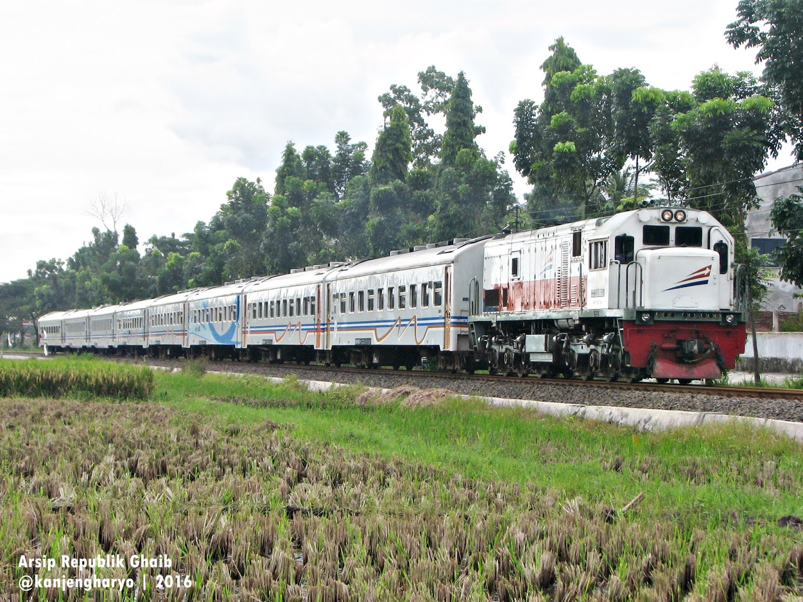 Kereta Api Indonesia: KA Malioboro Ekspres Memasuki Stasiun Ngebruk