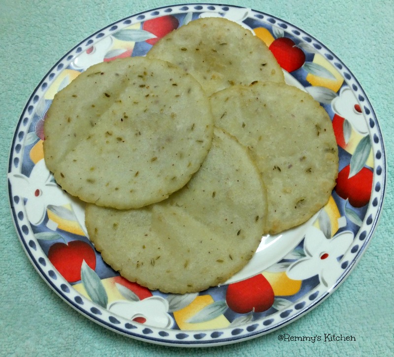 Remmy's Kitchen: Ney pathiri / Deep fried rice roti
