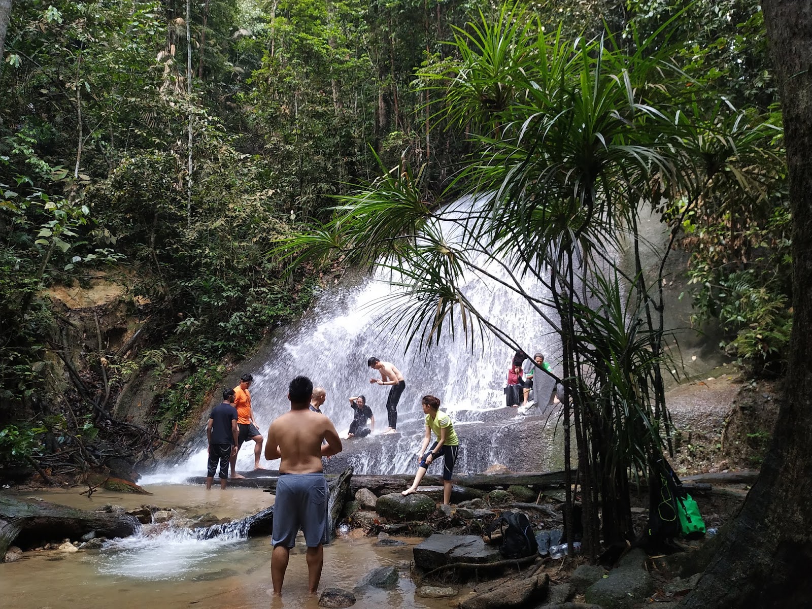 Insan Kerdil..: Aktiviti Masuk Bukit Saga, Air terjun , Bukit Apek ...