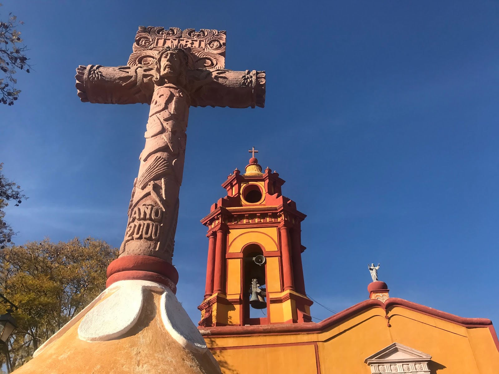 Diario de un Observador: Entre cruces y ángeles en la Peña de Bernal.