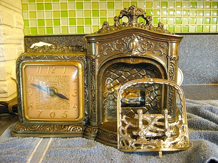 Vintage Finds, Mid Century and More at Evie's Haus: United Fireplace Clock