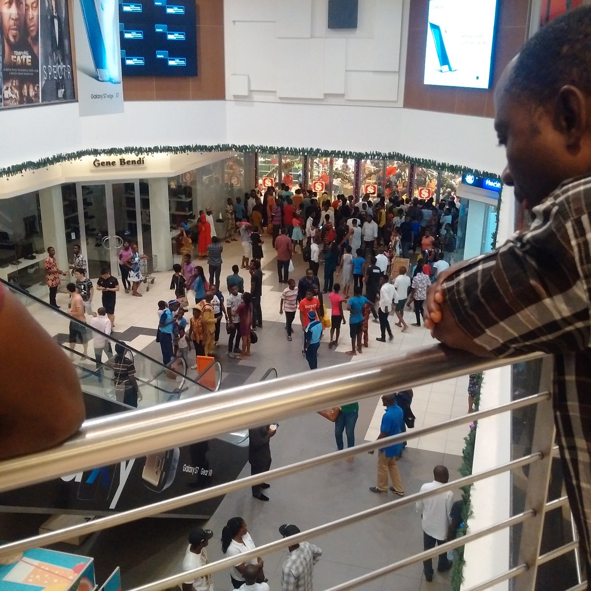 Welcome to Icechuks Blog : Photos: Lagosians overcrowd shoprite mall in ...