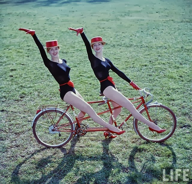 Beautiful Color Photographs of Dancing Kessler Twins in Paris in 1958 ...