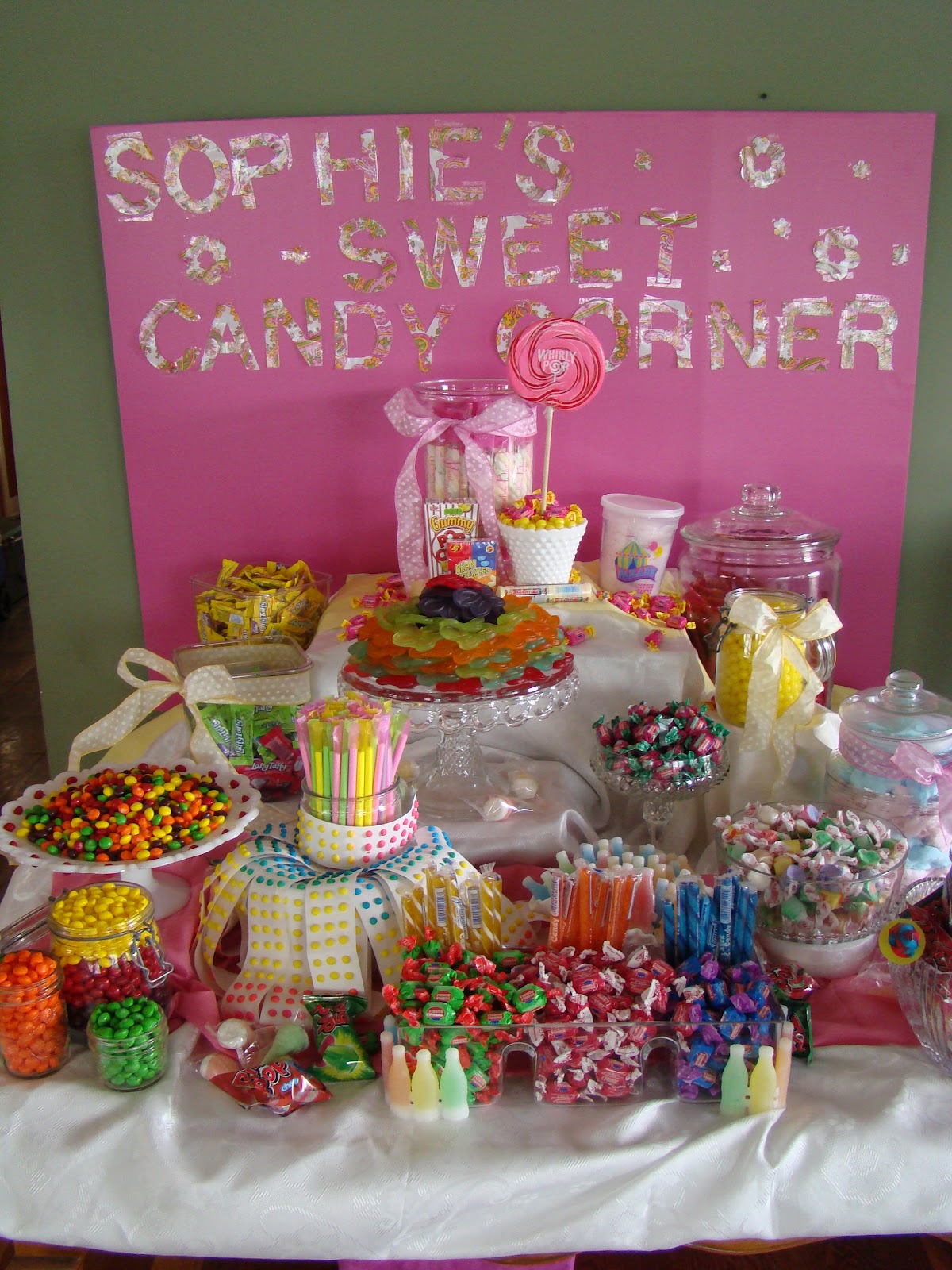 AnnOnandOn: Candy Corner