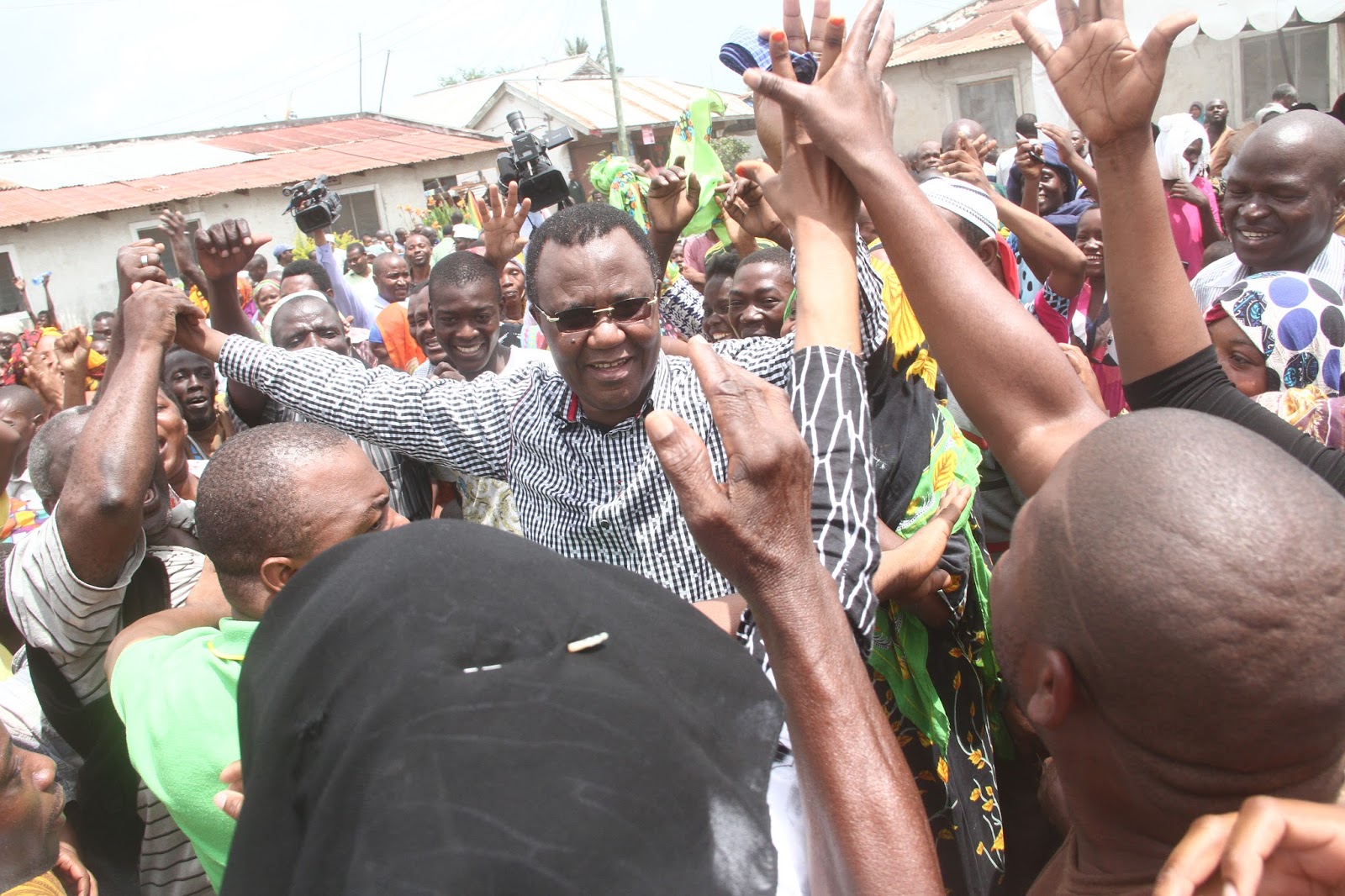 MATUKIO @ MICHUZI BLOG: LUKUVI AMALIZA MGOGORO WA ARDHI VINGUNGUTI