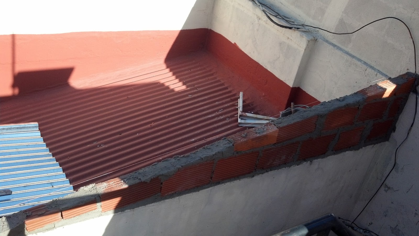 Nuevos Proyectos: TECHADO DE CHAPA CON REALIZACIÓN DE TABIQUE EN CUÑA.