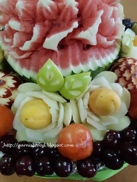 GarnishFoodBlog - Fruit Carving Arrangements and Food Garnishes